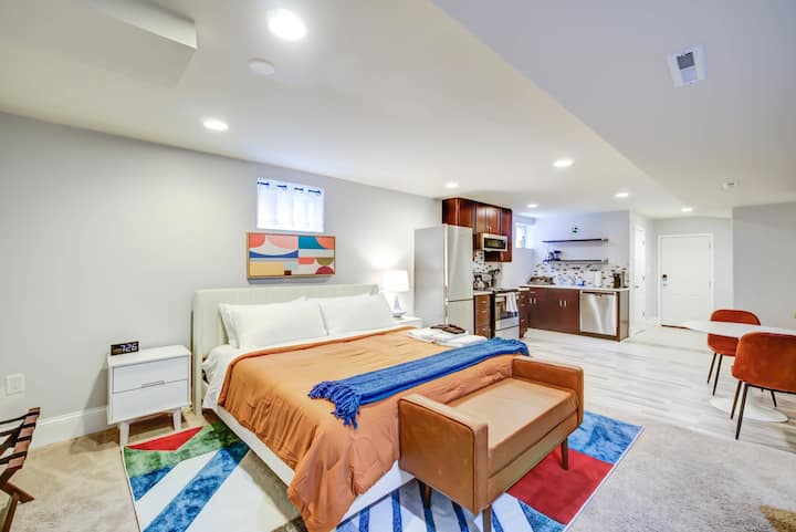 King Bed | Free Parking |English Basement - Washington, D.C.