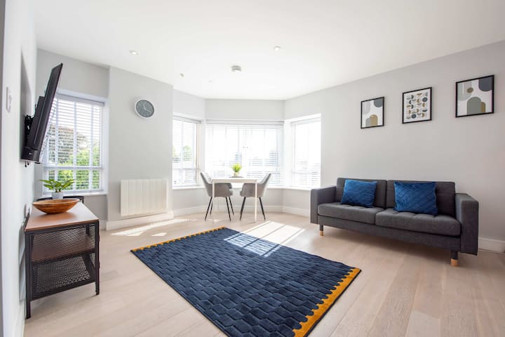 Central Brentwood Apartment With Parking - Brentwood