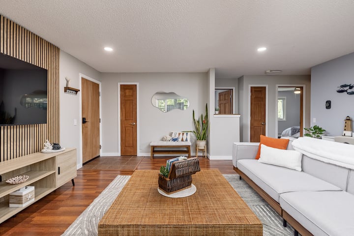 Downtown Urban Retreat Sleeps 4 King Bed - Anchorage, AK