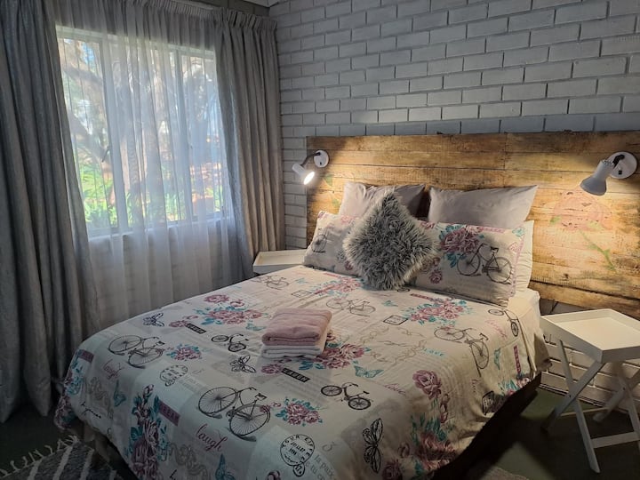 Shangrila-innibos Country House 8 X Sleeper Cabana - Hartbeespoort