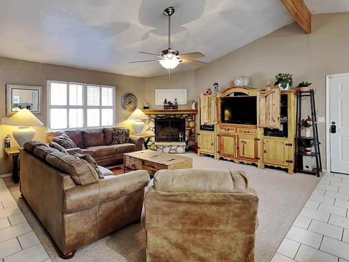 Touch Of Santa Fe | Hot Tub + Fenced-in Yard! - Ruidoso, NM