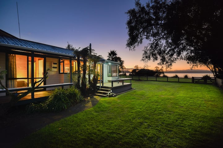 Coopers Lakeside Cabin | Lakefront Escape + Kayaks - Rotorua