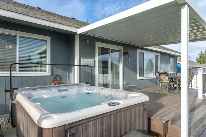 Tranquil Spokane Valley Hot Tub Haven - Spokane Valley, WA