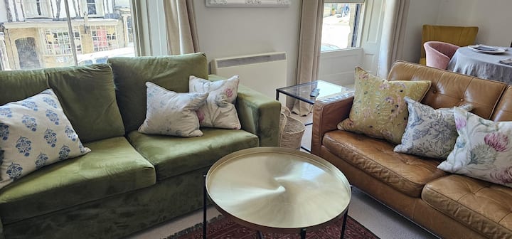 Charming Two Bedroom Apartment On Iconic High St - Burford