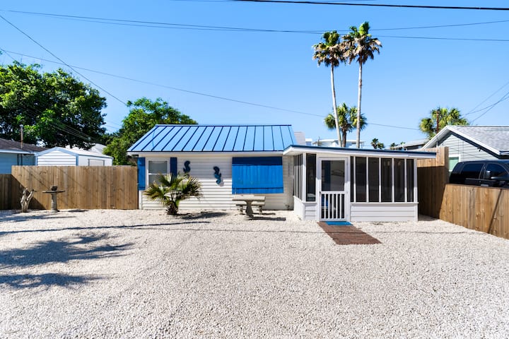 Salty Seahorse Bungalow - Laguna Beach, FL