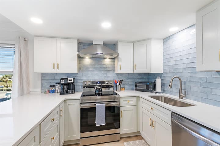 Location Y'all, Walk To Downtown, Gulf Front Condo - Gulf Shores, AL