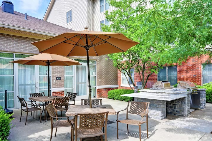 2 Pet-friendly Units Near Blue Grass + Fayette Mal - Lexington, KY