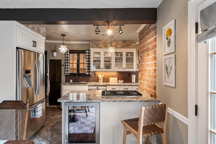 Stunning Ivy Cottage, Hot Tub, Pets, Pickle Ball - Tulsa, OK