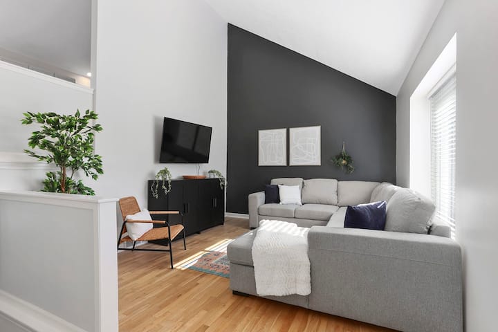 Sunny Modern Home| King Bed |Close Highway Access - オレイサ, KS