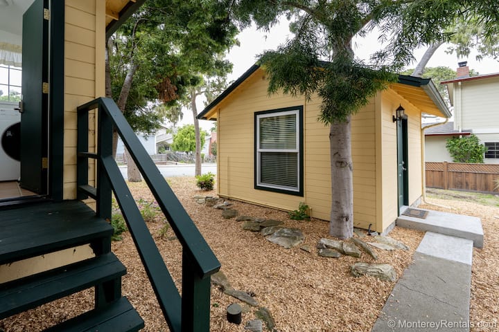 Snuggle Up: Studio Cottage One Mile From The Beach - Monterrey, CA