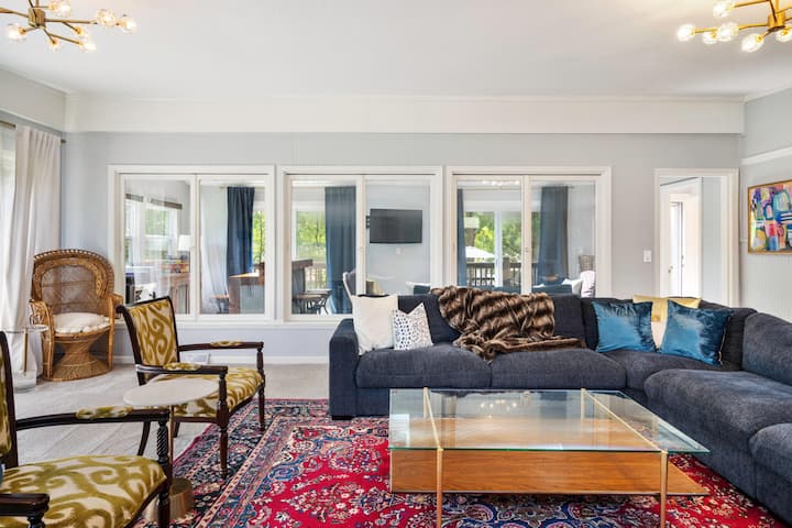 Spacious Home: Game Room, Swing Set, Deck, Yard - Shawnee, KS