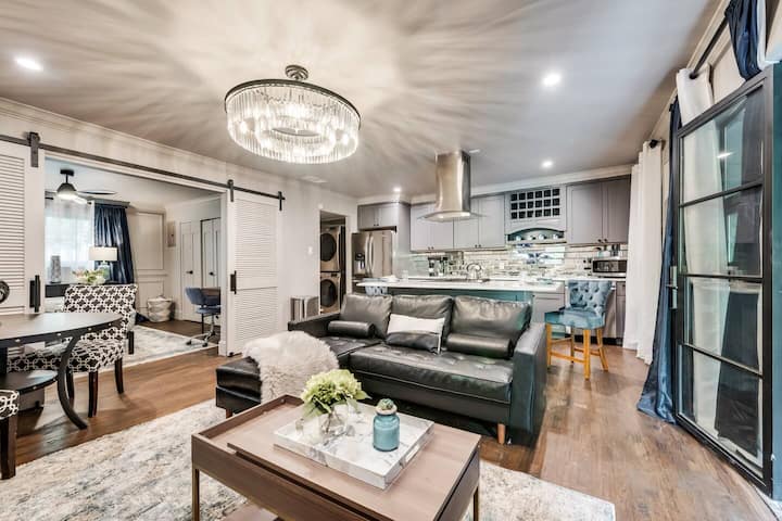 Modern Dallas Condo – Smart Bed + Hot Tub - 댈러스