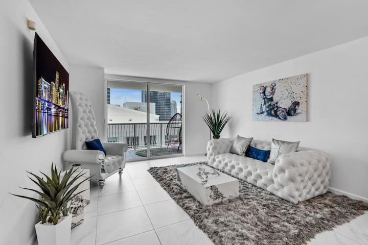 Brickell's 1br Apt W/city View, Pool & Parking - Miami, FL