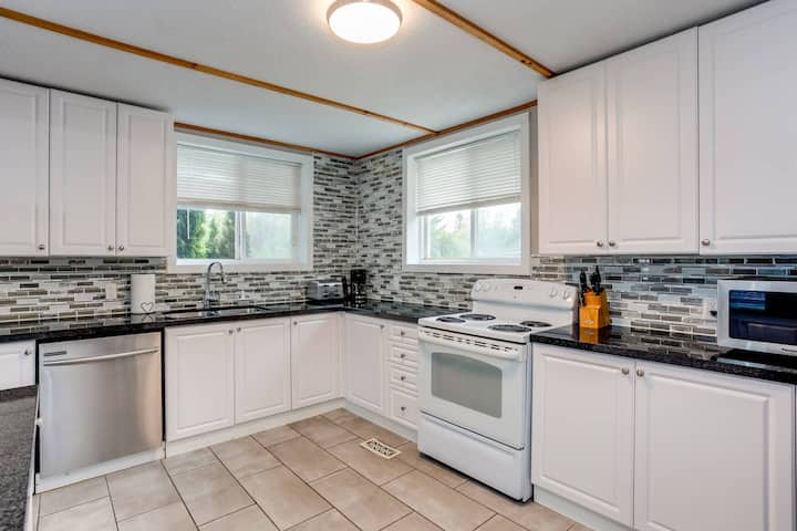Trio Retreat Haven (25 Bedrooms+ Pools, Hot Tubs A - Ontario