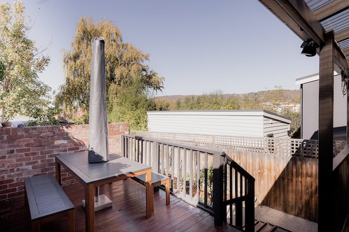 Serenity And Style In Sandy Bay - Hobart