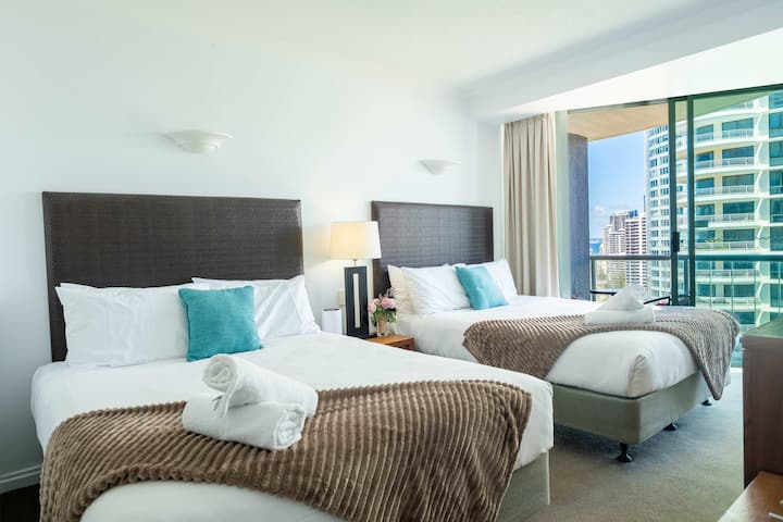 Legends Oceanview Retreat/pool,spa & Gym - Surfers Paradise