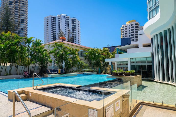 Oceanview Retreat/pool,spa,gym &Free Wi-fi - Surfers Paradise