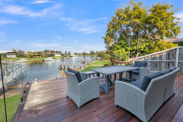 Clipper Cove - 4br Retreat, Waterfront With Jetty - Raymond Island