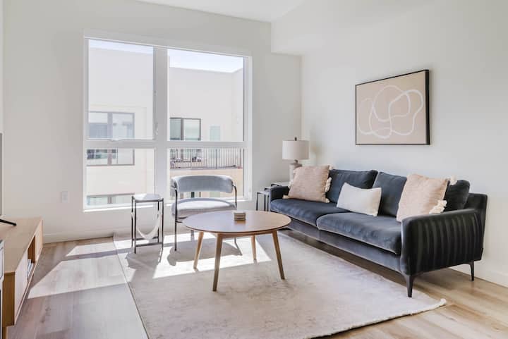 Blueground | Hayward, Pool & On-site Restaurants - Hayward, CA
