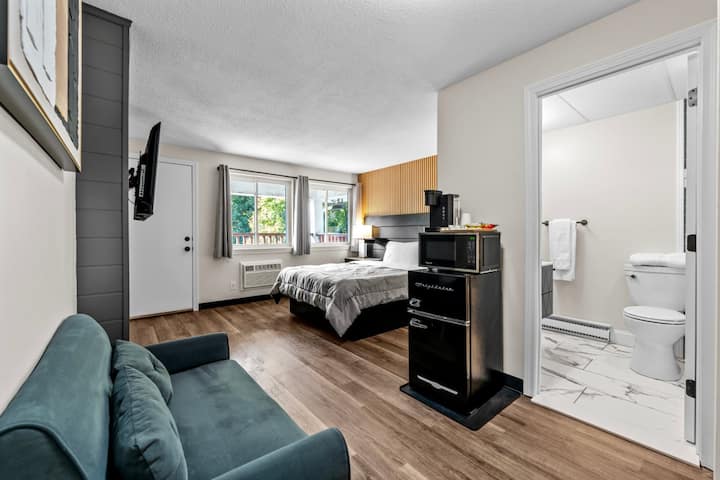 Queen Bed - Boutique Hotel - Near Beach - Marshfield, MA