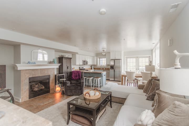 Lakefront Condo, Only Steps To The Beach - Michigan