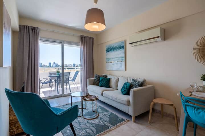 Sunny 2-br Apartment In Mackenzie - Larnaca