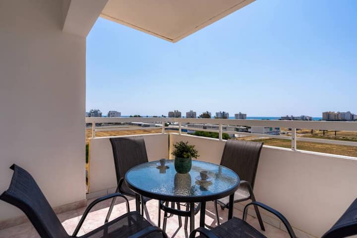 Sunny 2-br Apartment In Mackenzie - Lárnaca