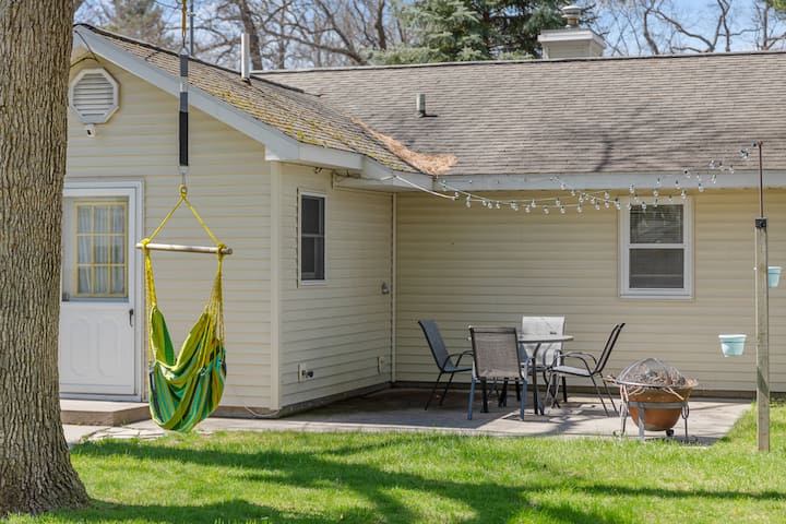 The Cochlin Cottage | Fenced Yard | Fire Pit - Traverse City