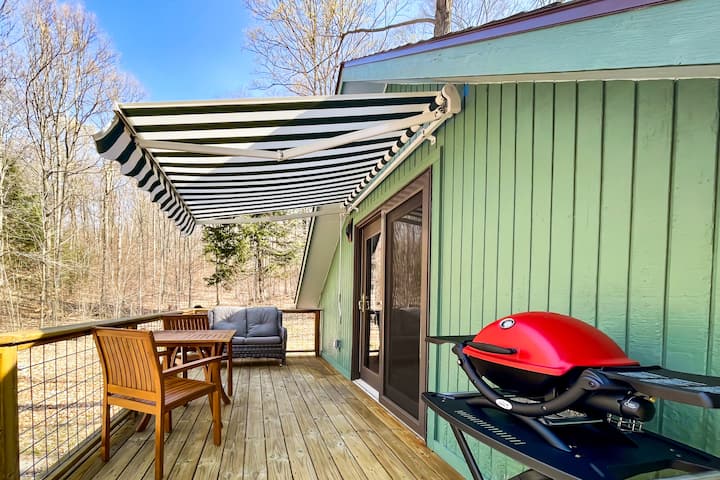 1 Mi To Crystal Lake! Couples Retreat W/ Deck - Benzonia, MI