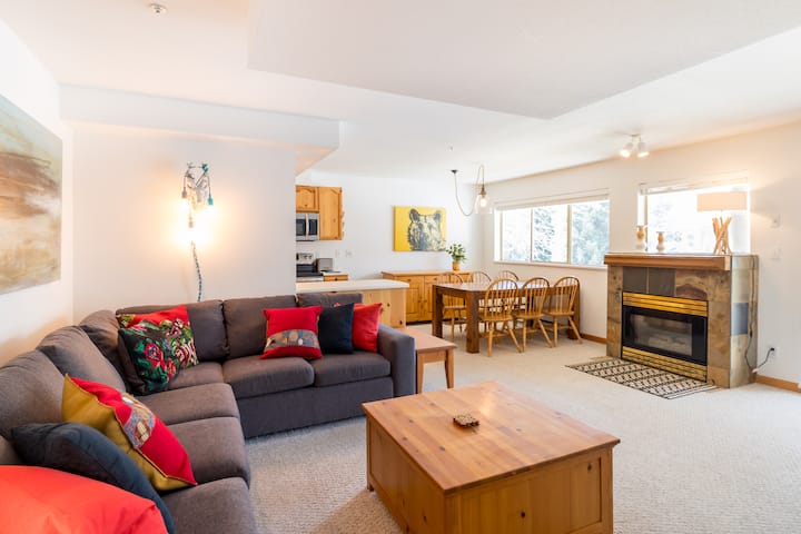 Walk Everywhere. Shared Hot Tub. Free Parking - Whistler Blackcomb