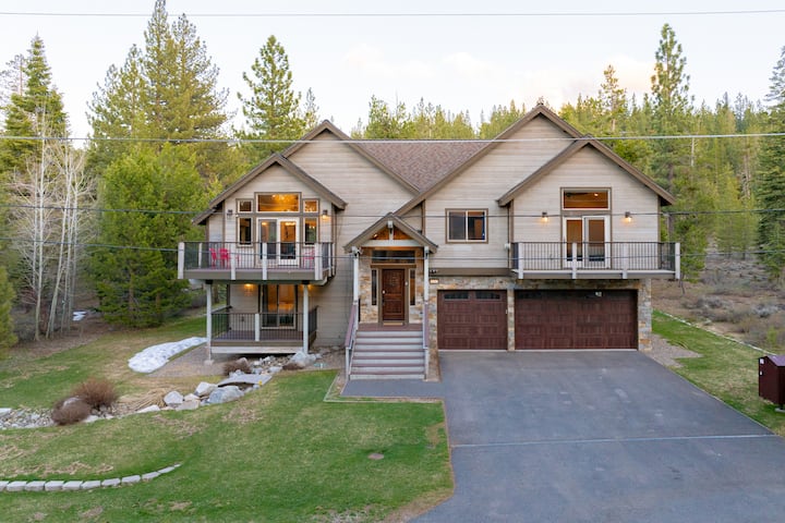 10mins To Lake • Hot Tub, Game Room, Forest Views - South Lake Tahoe