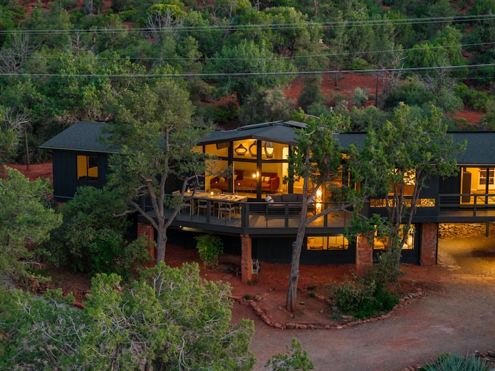 Scenic Sedona Home + Studio W/ Pool & Hot Tub - Munds Park, AZ