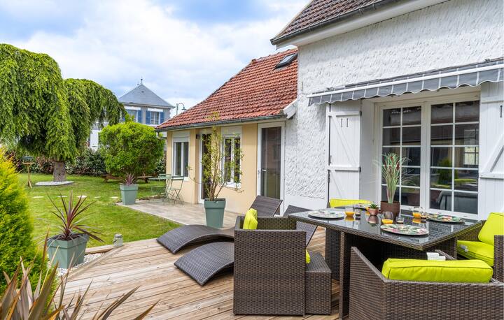 Awesome Apartment In Amblainville With Wifi - Méru