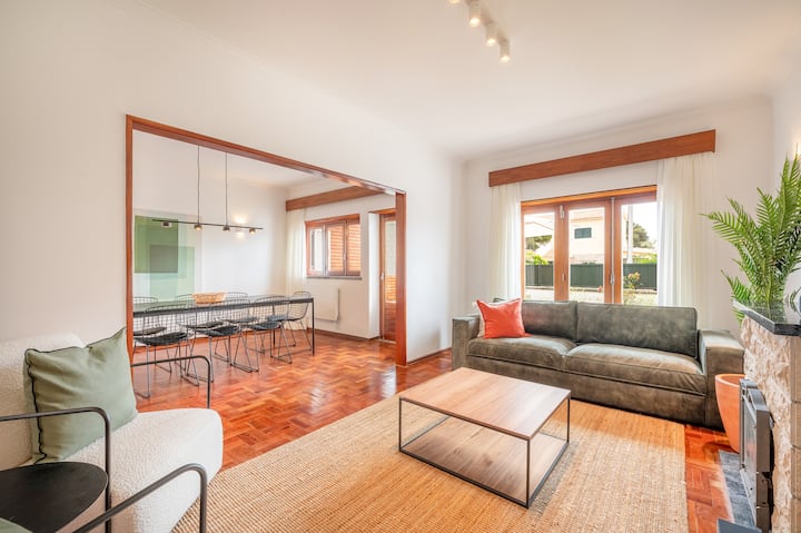 Exceptional Villa W/ Parking - Cascais