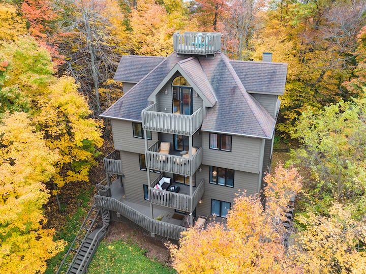 Private Retreat Beautiful Views And Lake Access - Holland, MI