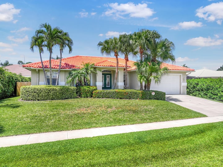 Seaside Home W/ Pool & Steps To Beach/restaurants - Marco Island, FL