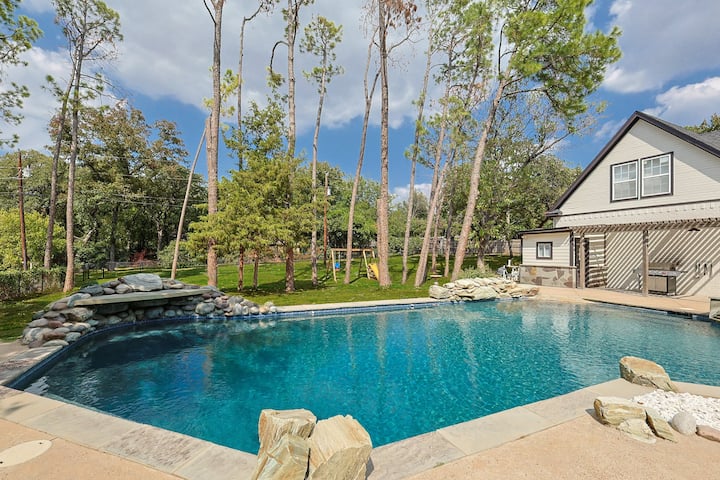 Your Rustic Retreat W Backyard Oasis, Pool, Patio - Southlake, TX