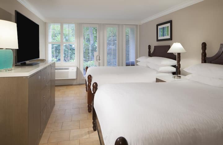 Lanai Two Queen, The Pier House, Beach Access - Key West, FL