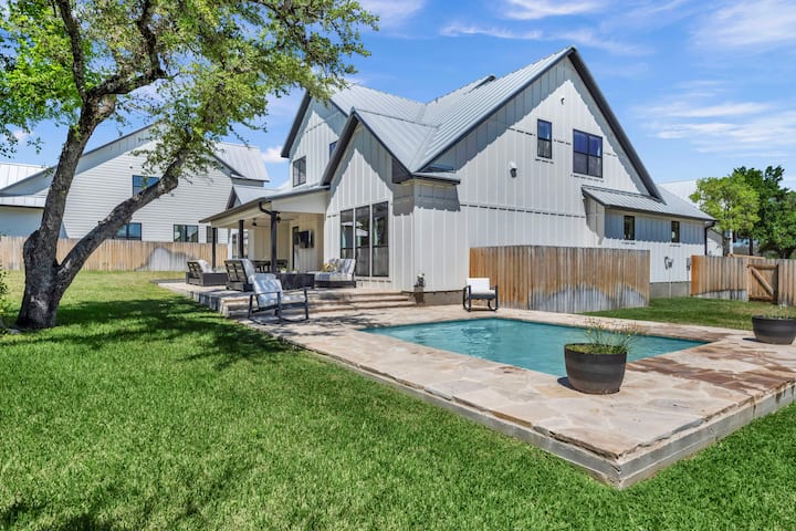 Ladybug:  Luxury W/pool, Boat Slip, Sports Court - Kingsland, TX