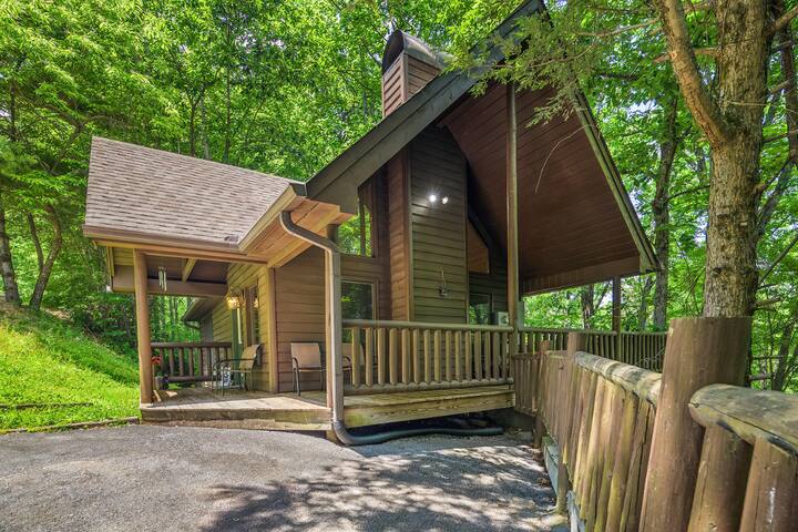 Cozy 2bd Cabin W/ Hot Tub! Pool Table + Near Town! - Townsend, TN