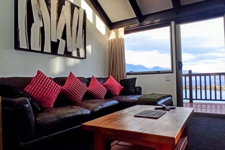 Panorama Retreat – Lake Views & Spa Pool - Queenstown