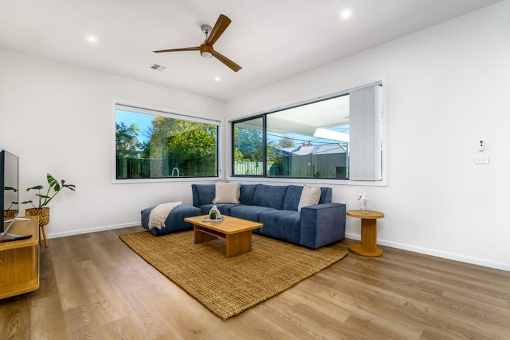 New 4 Bedroom City Home With Tesla Charger - Canberra