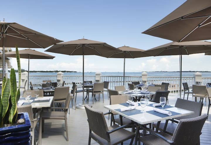 2 Traditional Two Queen, Pier House, Near Duval St - Key West