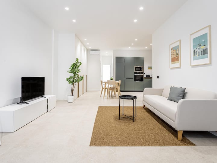 Stylish 2 Bedroom 2 Bathroom With Patio · Dg14i - Valencia