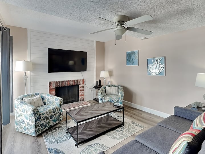 Madeira Beach Yacht Club 343h | Balcony + Pool! - Madeira Beach, FL