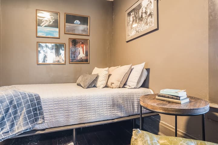 Funky Town Apt! 39th St Westport W/ Parking - Kansas City, KS