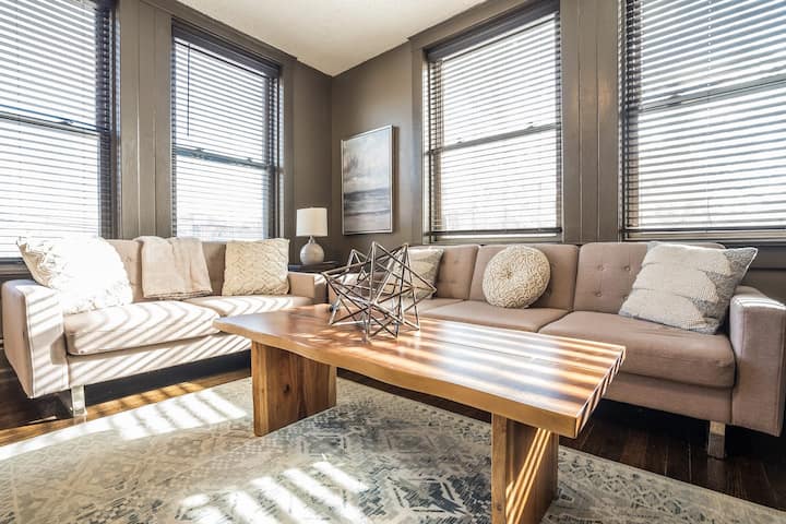 Funky Town Apt! 39th St Westport W/ Parking - Kansas City, MO