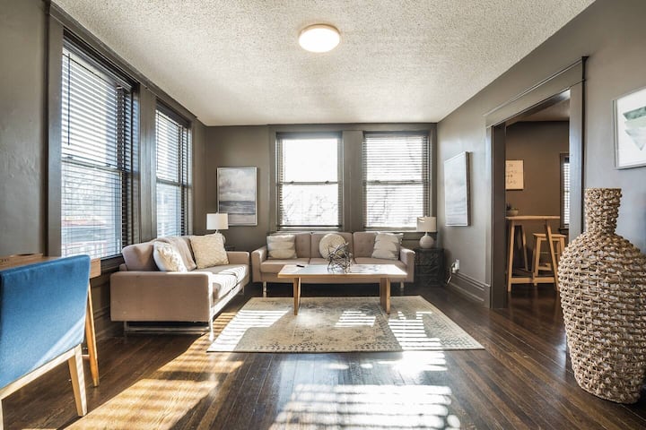 Funky Town Apt! 39th St Westport W/ Parking - Kansas City, MO