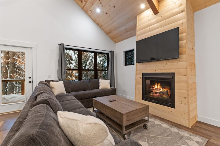 Alpine Glow Ski Haus - Ski-in Ski-out! Hot Tub! - Whitefish, MT
