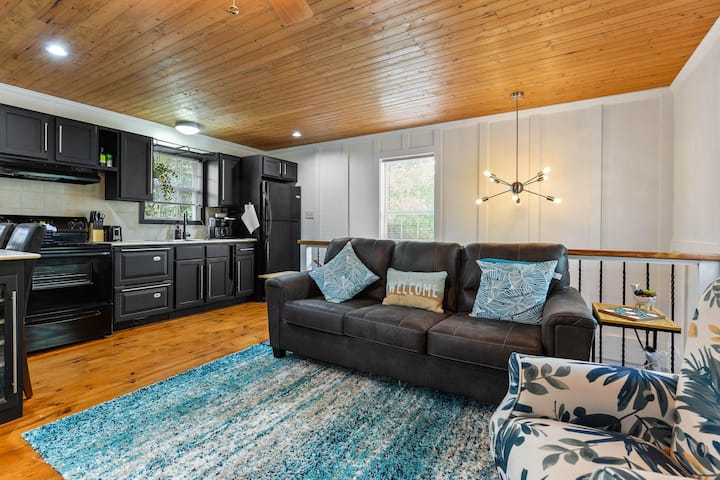Bare Feet Bungalow -Close To Beach & Dog Friendly - Gulfport, MS